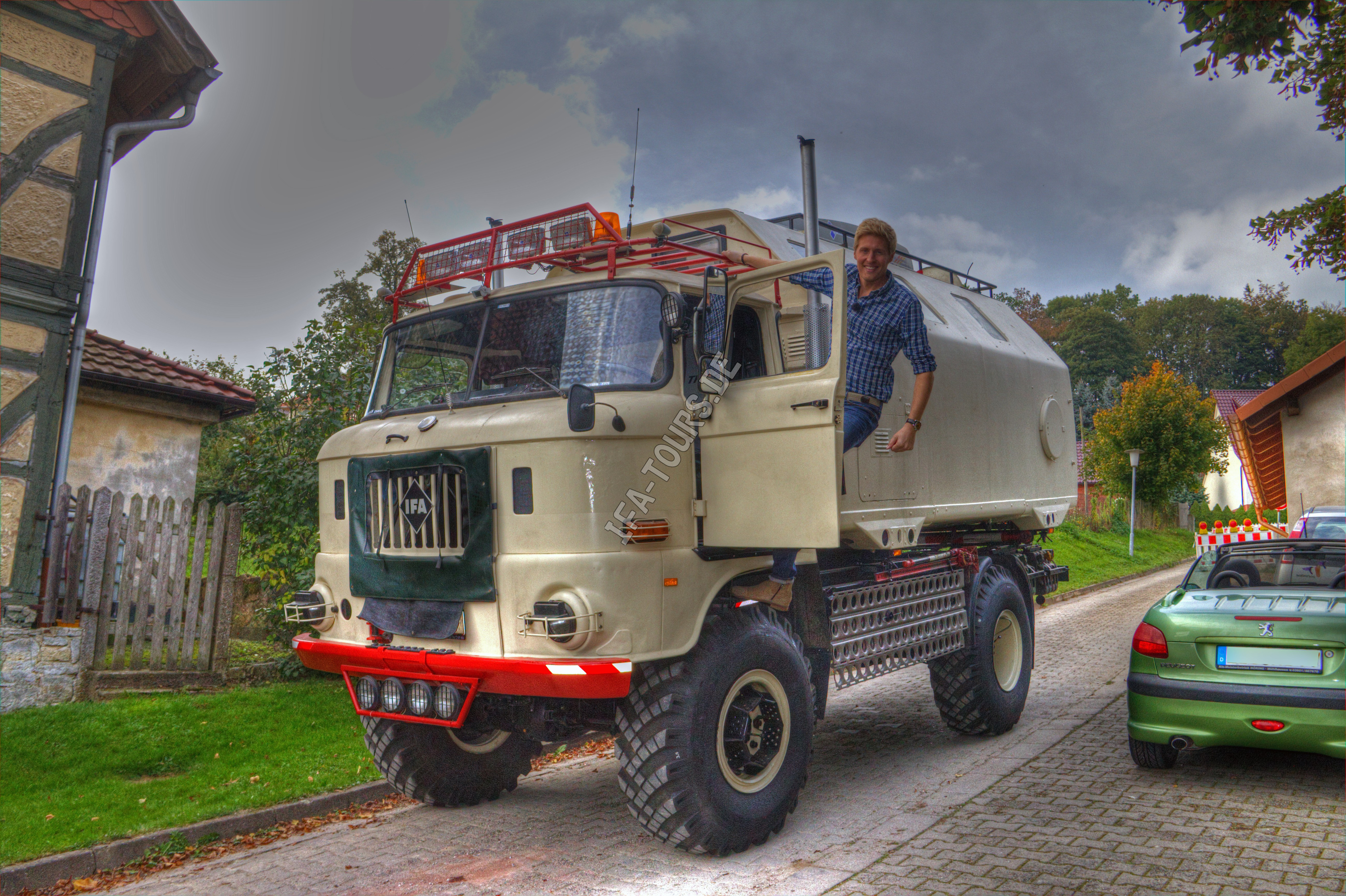 Maximilian Arland am IFA LKW W50 - IFA-Tours